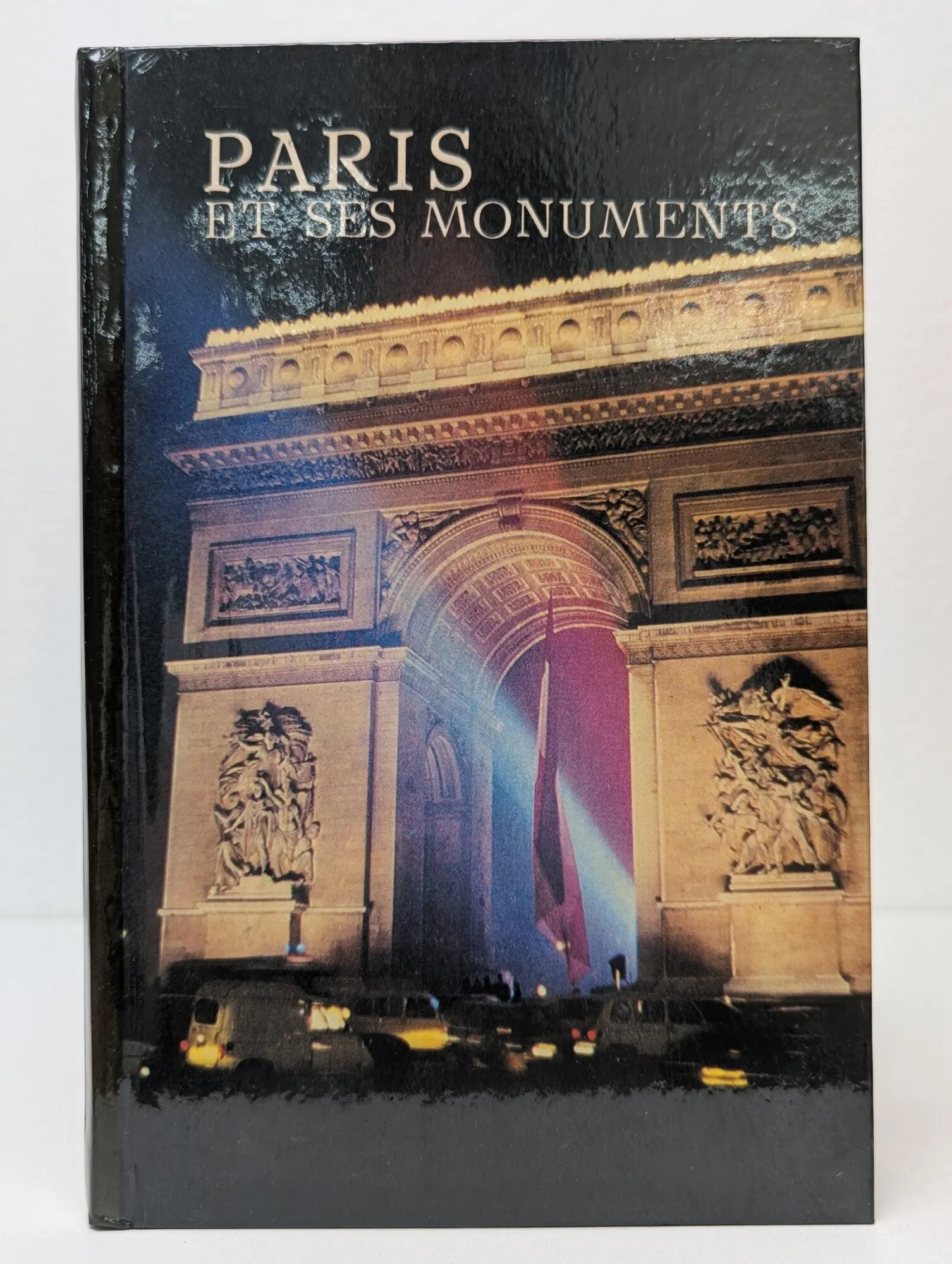Читаем по-французски. Памятники Парижа. Paris et ses monuments Зуева Надежда Александровна, Сироткин Владлен Георгиевич 1986