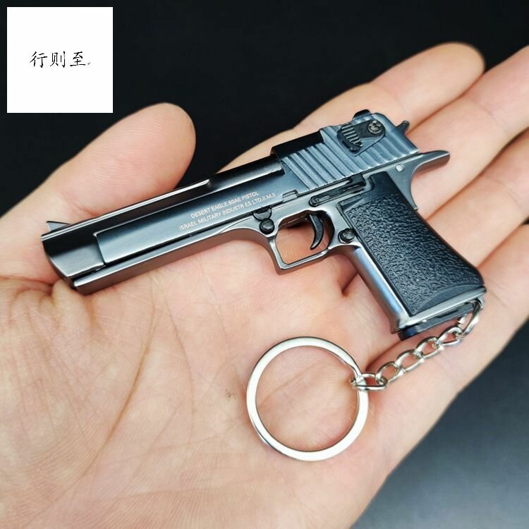 Черный съемный брелок в виде пистолета Desert Eagle 1:3