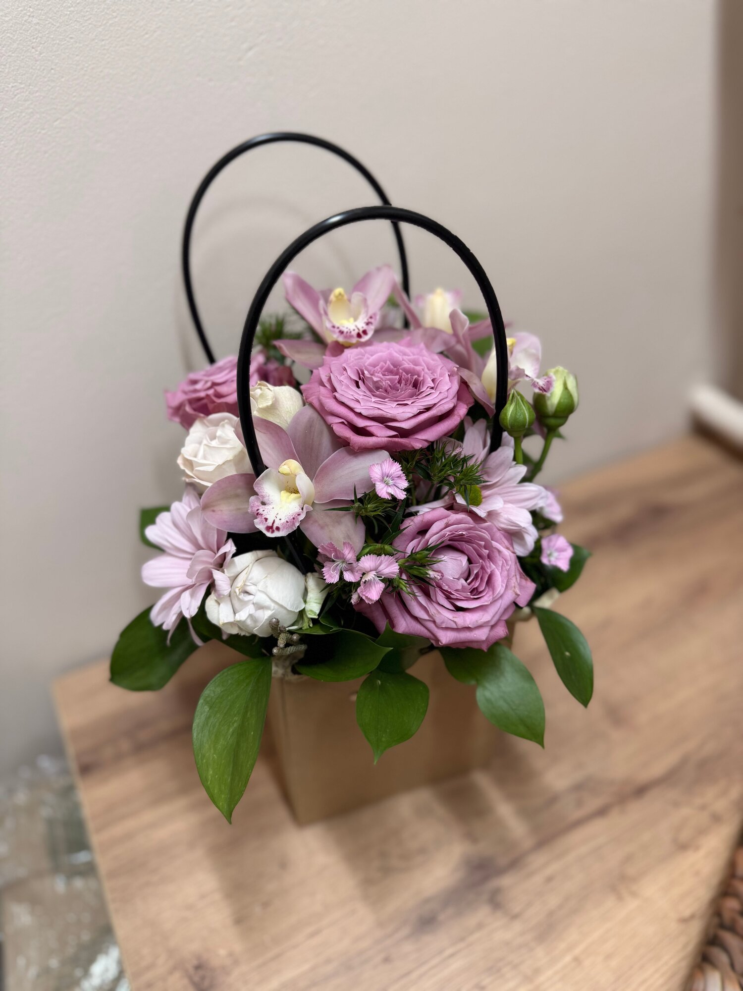 Композиция Орхидеи и Сиреневой Розы В Крафтовой сумочке с ручками