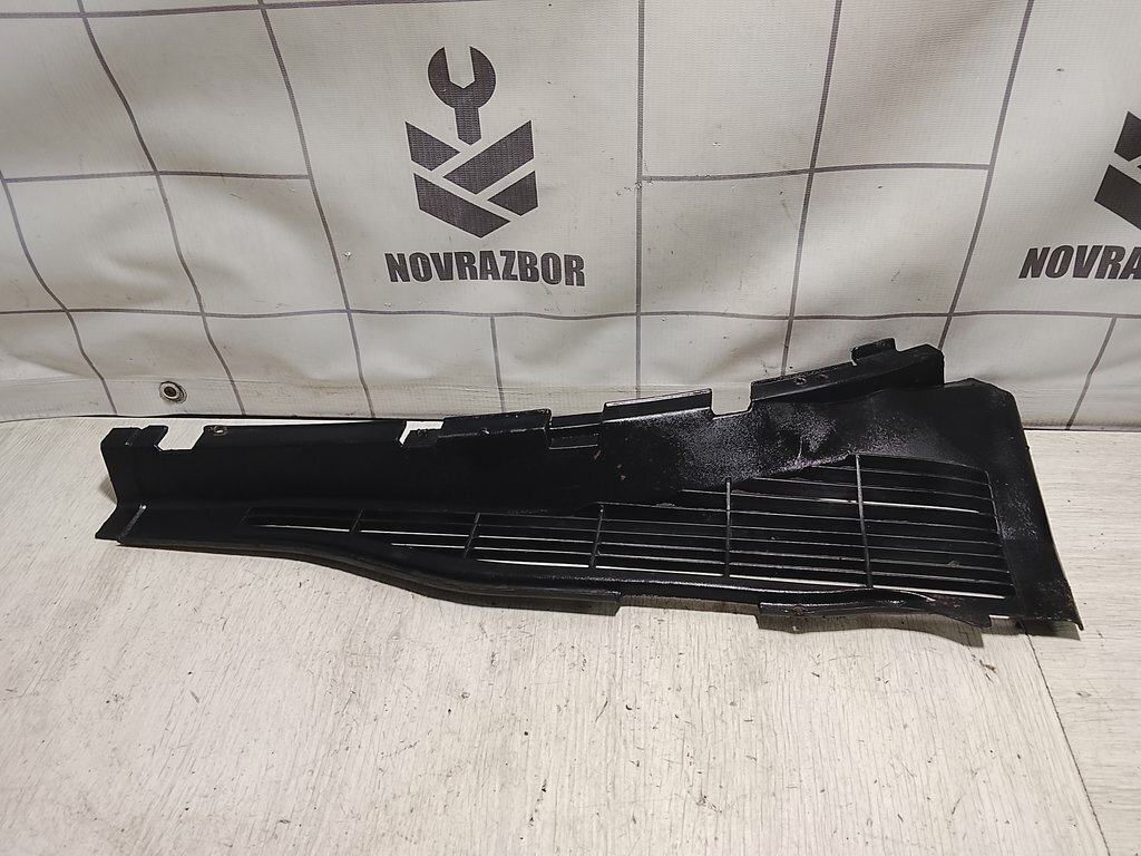 Решетка стеклоочистителя VW Polo 94-99