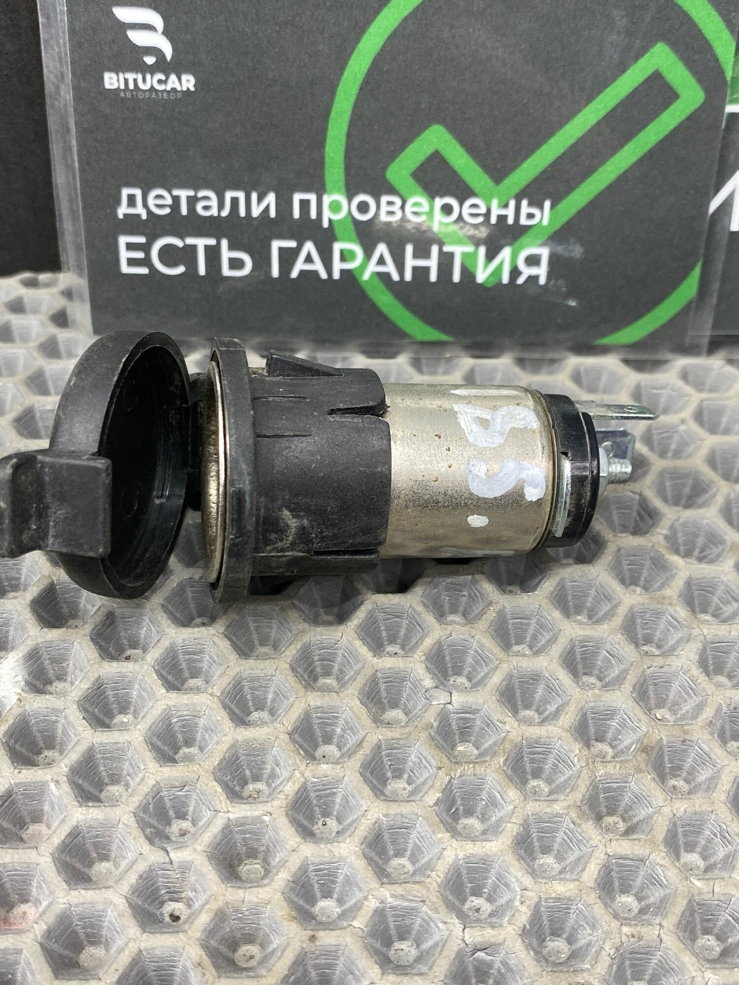 Б/У Розетка 12V прикуривателя в багажнике Kia Venga I YN (G4FC) 1.6L AT 2013 Компактвэн