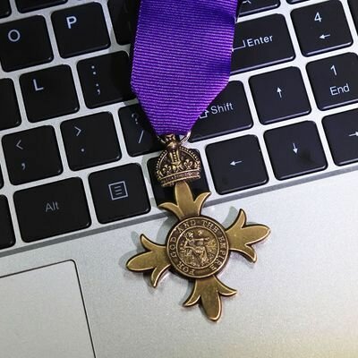 Винтажный медный значок OBE с короной