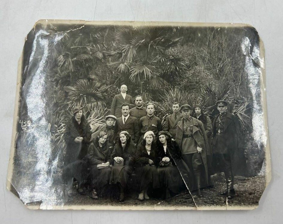 Групповая фотография неустановленных людей. Ялта 1930 е годы. Военные в форме. Состояние на фото.16х12 см