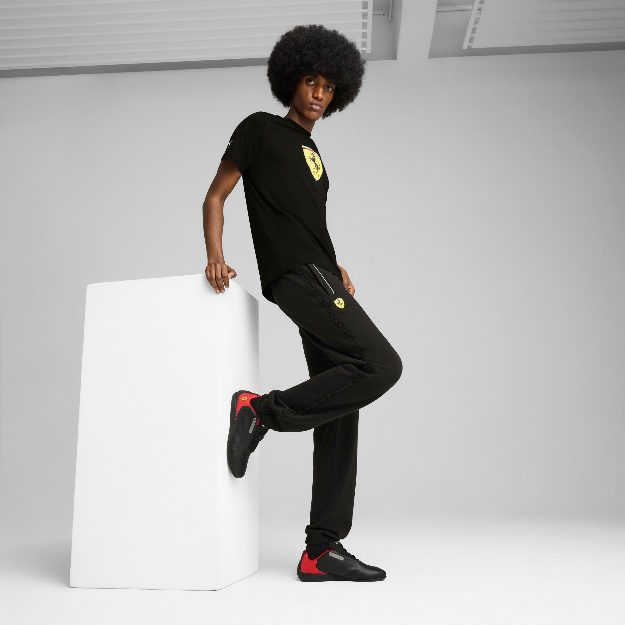 Брюки PUMA Ferrari Race Sweatpants, размер XL, черный — фото 1