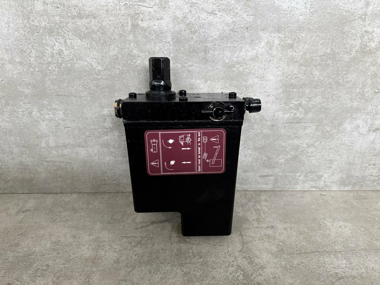 Насос подъема кабины VOLVO FH12 FH16 (вольво ФШ12 ФШ16) новый вариант (округлый)