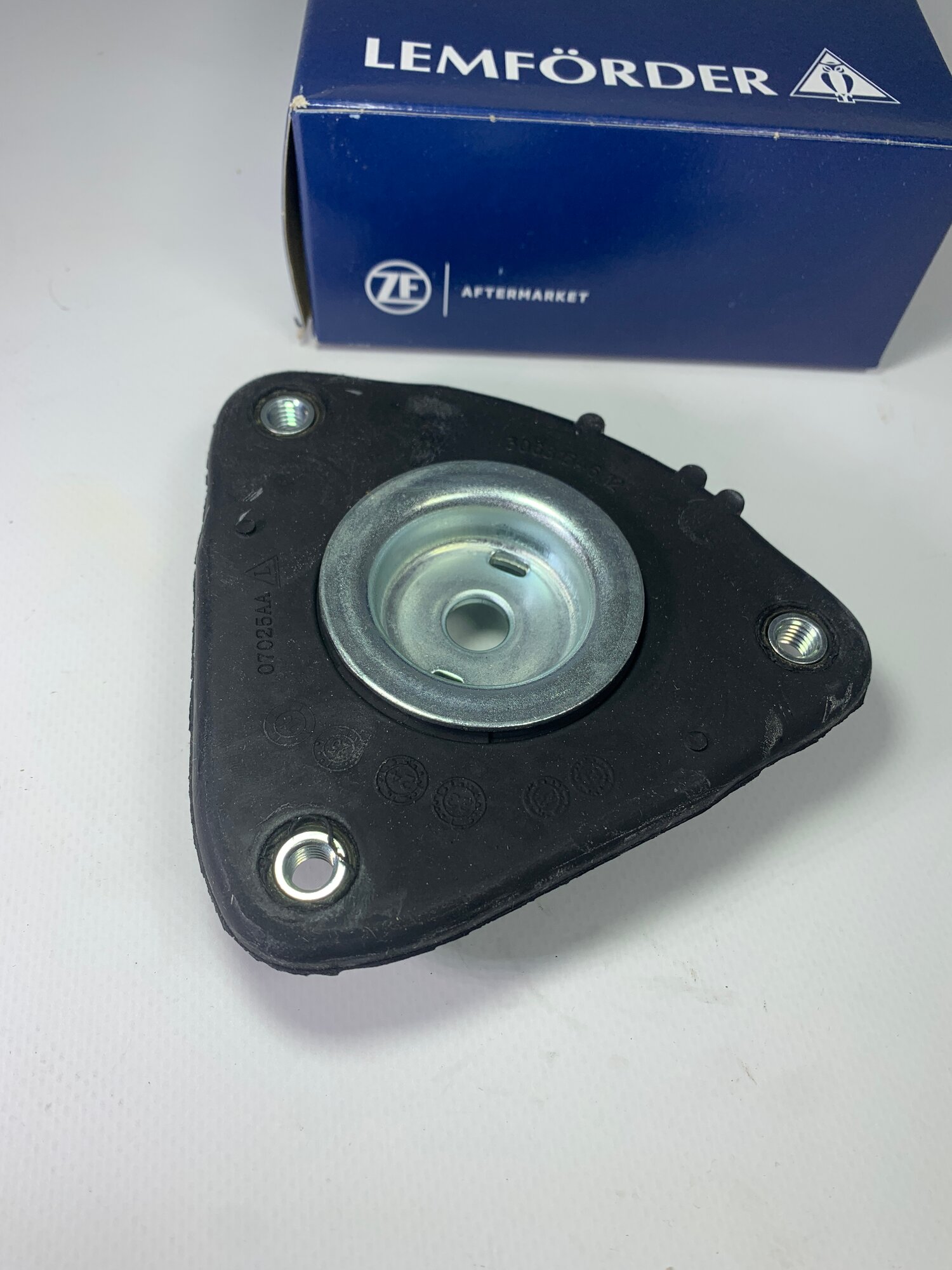 Опора переднего амортизатора (стойки) Ford Focus 2, C-Max, Kuga LMI 34002 01 без подшипника