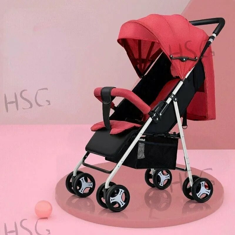 Детская коляска, легко сложенная, может сесть на детскую четырехколесную тележку.