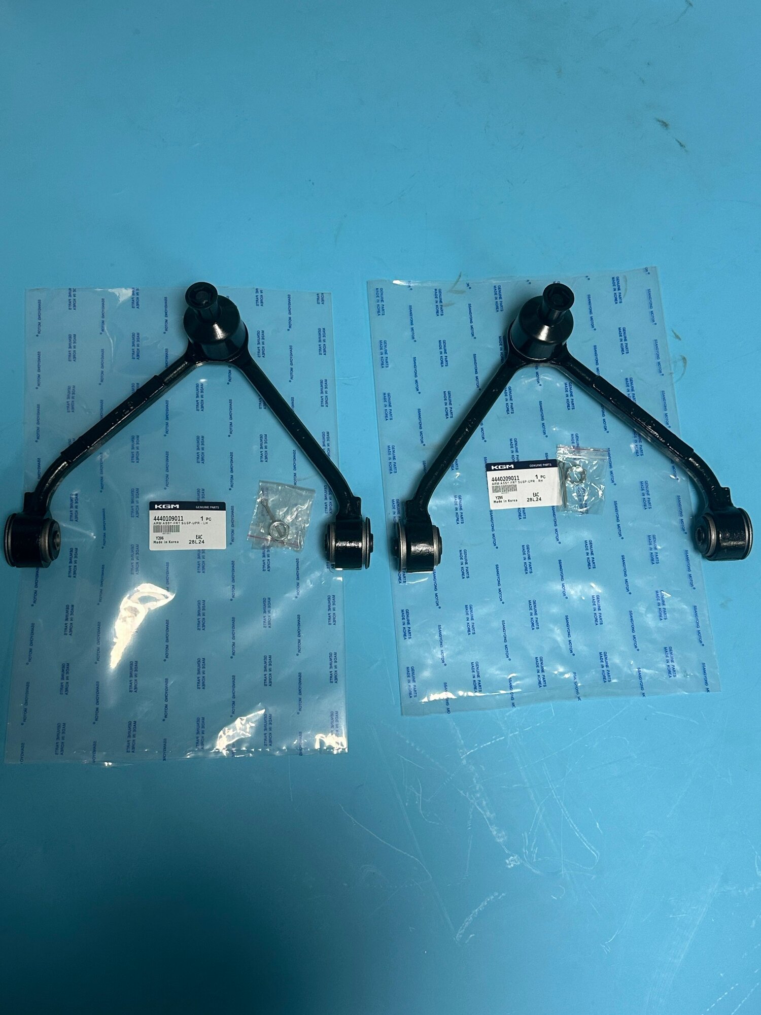 Верхние рычаги передней подвески в сборе — левый 4440109011 и правый 4440209011 для Ssangyong Actyon, Kyron, Rexton, Actyon Sports/II