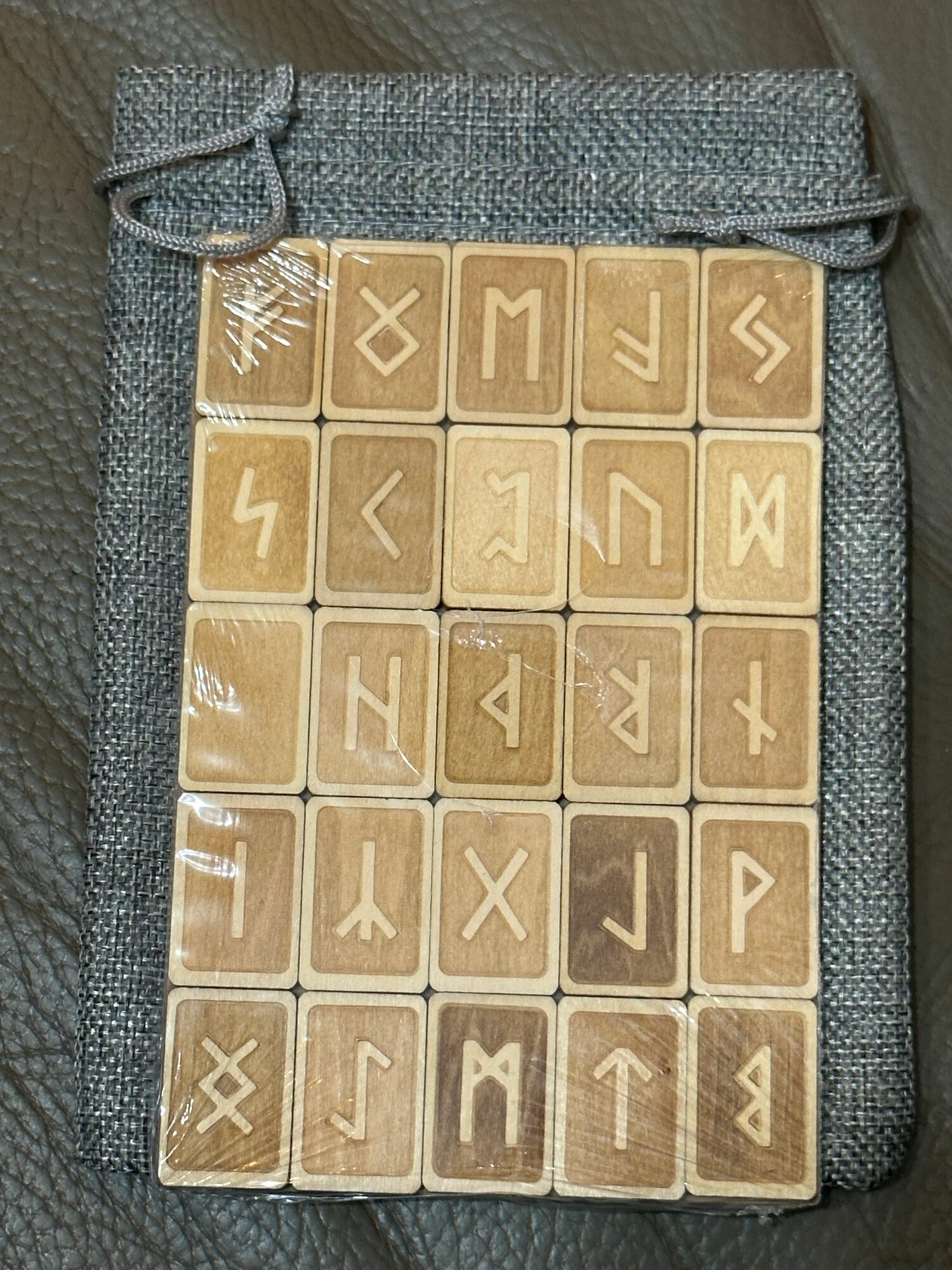 Руны деревянные Северный оракул скандинавские в мешочке (20 рун из сосны + инструкция)