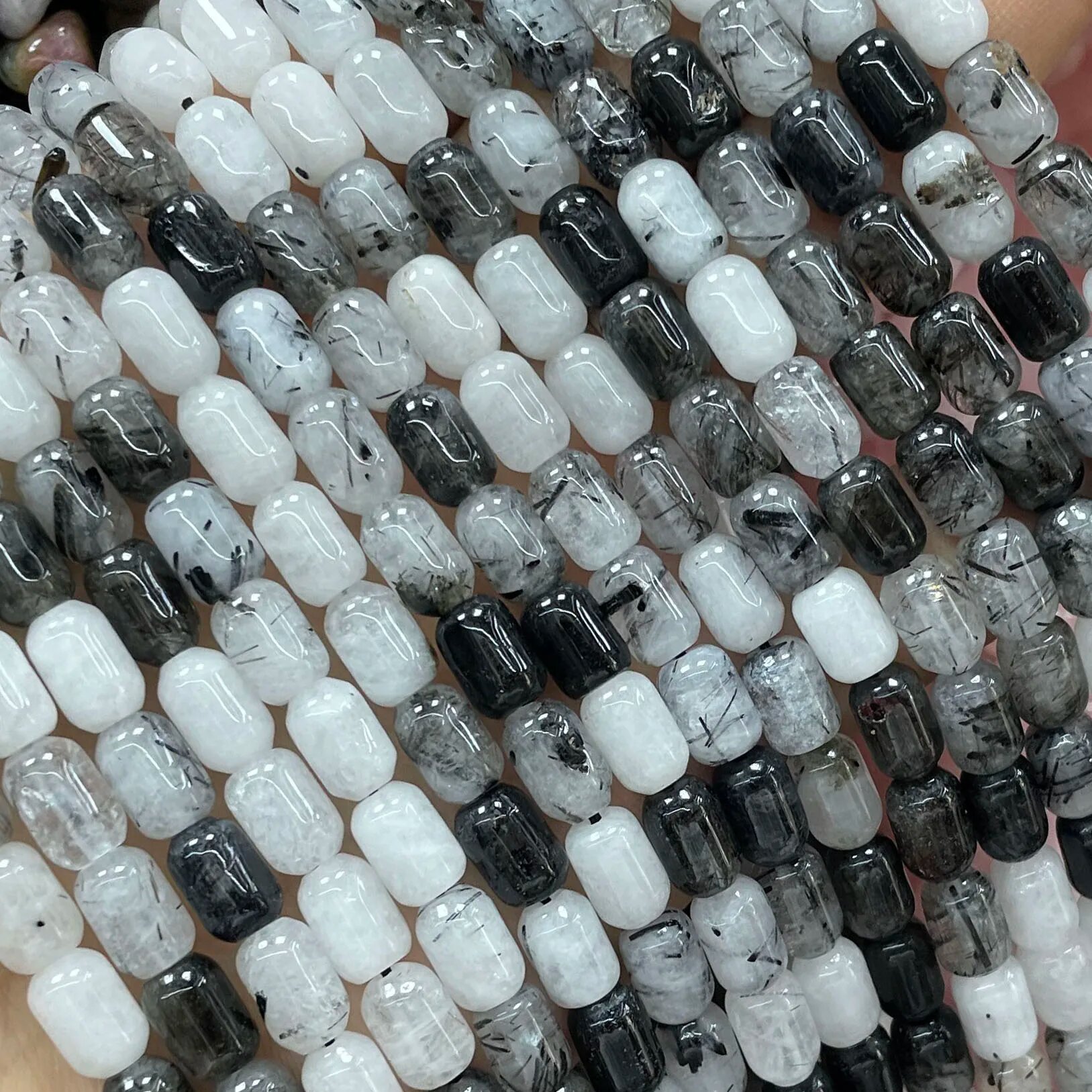 Бусины из белого и черного кварца 6x9 мм