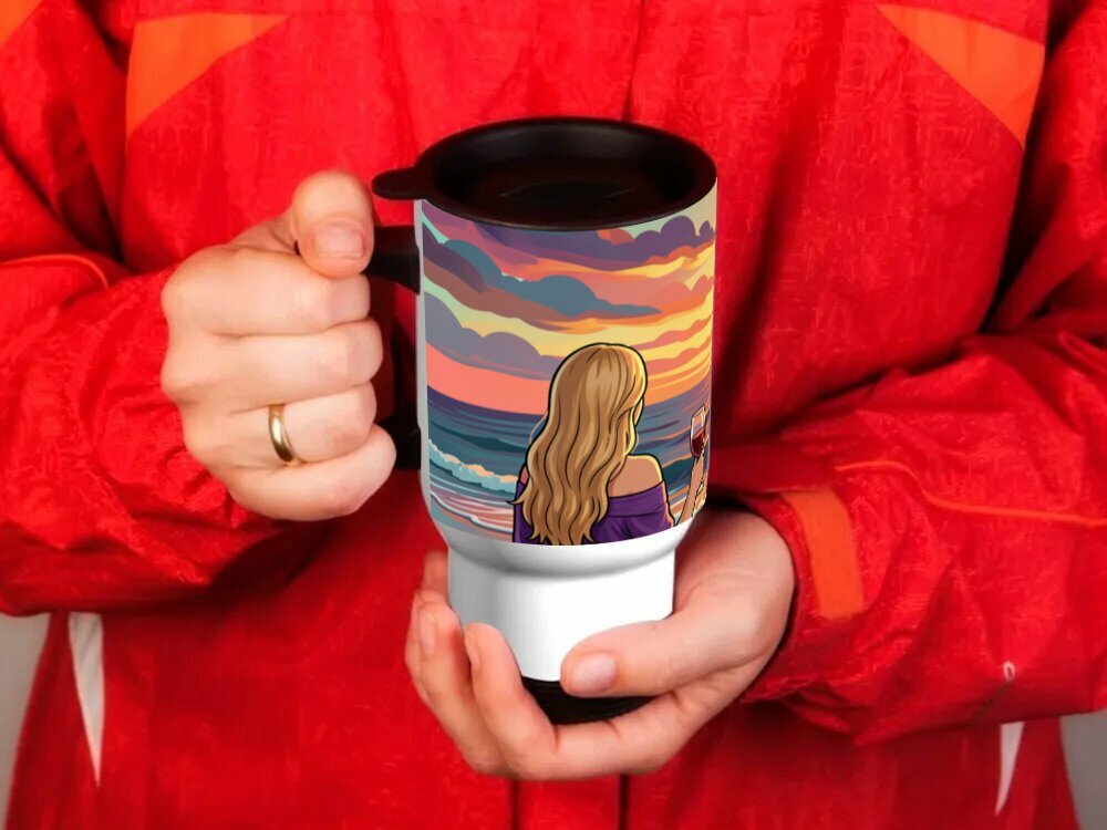 Тремокружка для авто с принтом "Девушка у моря на закате. Романтичная иллюстрация: блондинка в фиолетовом платье сидит на берегу с бокалом вина, любуясь огненным солнцем над." 0.5 л.