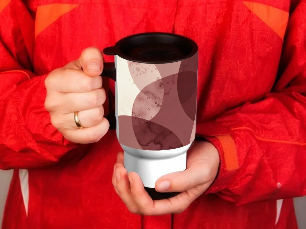 Тремокружка для авто с принтом "Абстрактные круги в розово-бордовой гамме. Геометрическая композиция из перекрывающихся полупрозрачных окружностей с мраморными фактурами." 0.5 л.