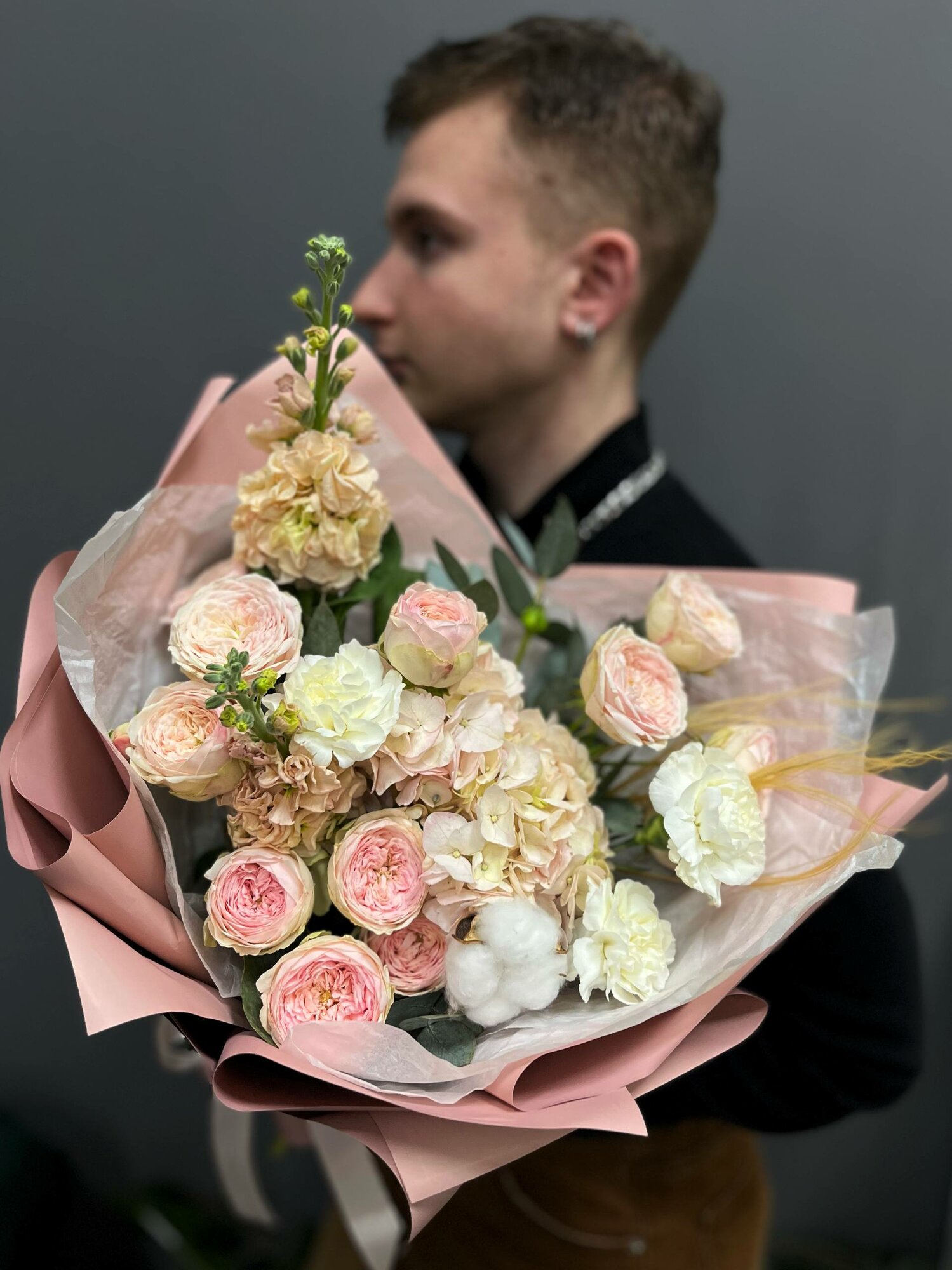 Букет из кустовых пионовидных роз, гортензии, маттиол, гвоздик с хлопком и стифой в кремовой плёнке