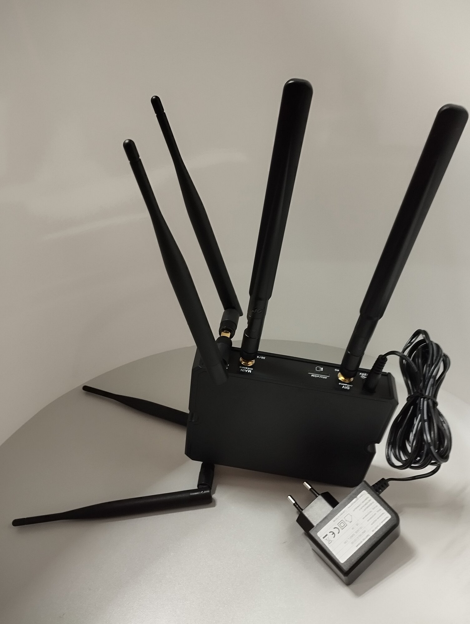 ИнтернетЦентр Роутер Kroks Rt-Cse DS m4 с встроенным 4G-модемом LTE cat.4, под две SIM-карты, до150 Мбит/с, 4-е Wifi антенны, 2-е приëмные 4G.