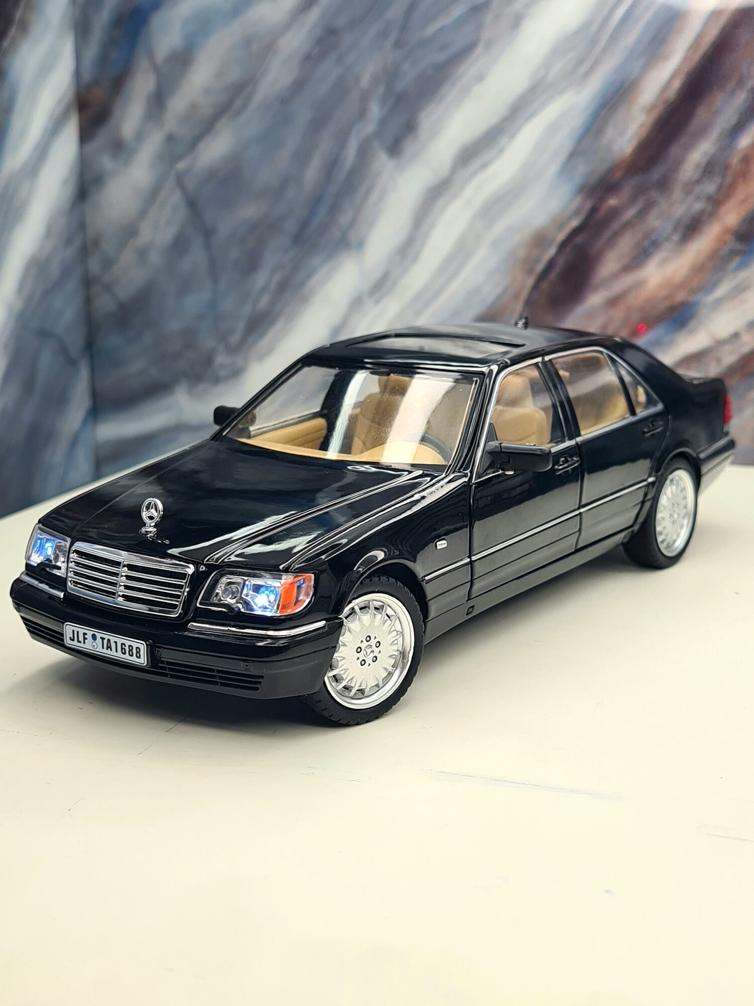 Металлическая машинка Mercedes-Benz W140 1:24 инерционная, свет, звук