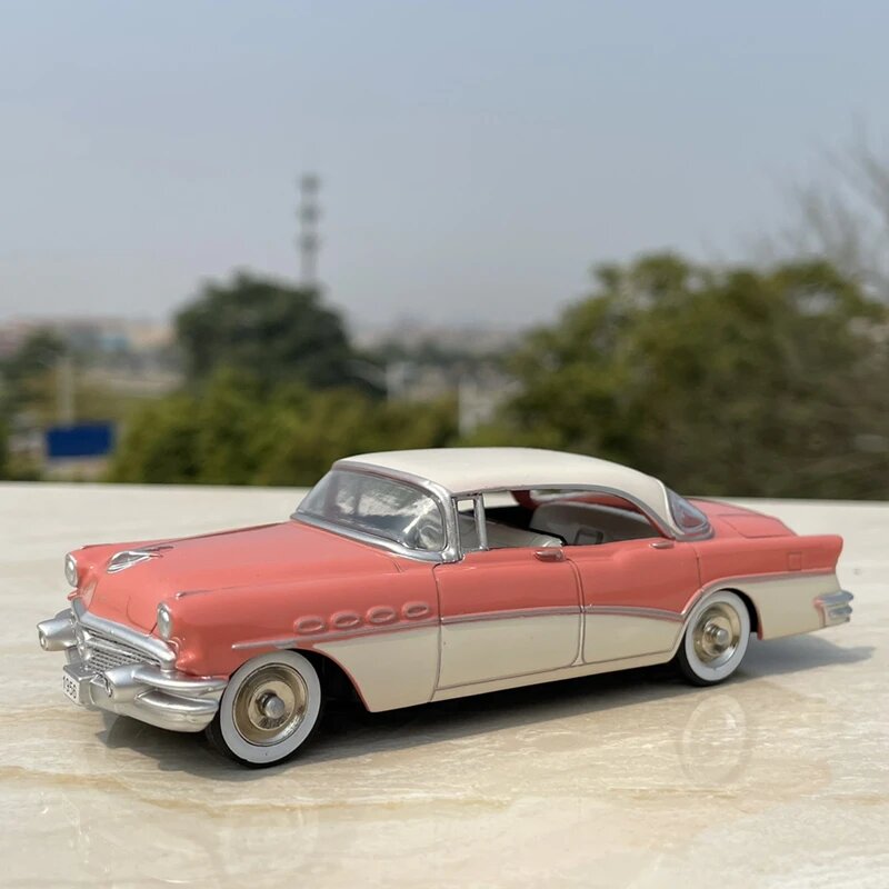 Модель автомобиля Buick 1/43, розовый цвет