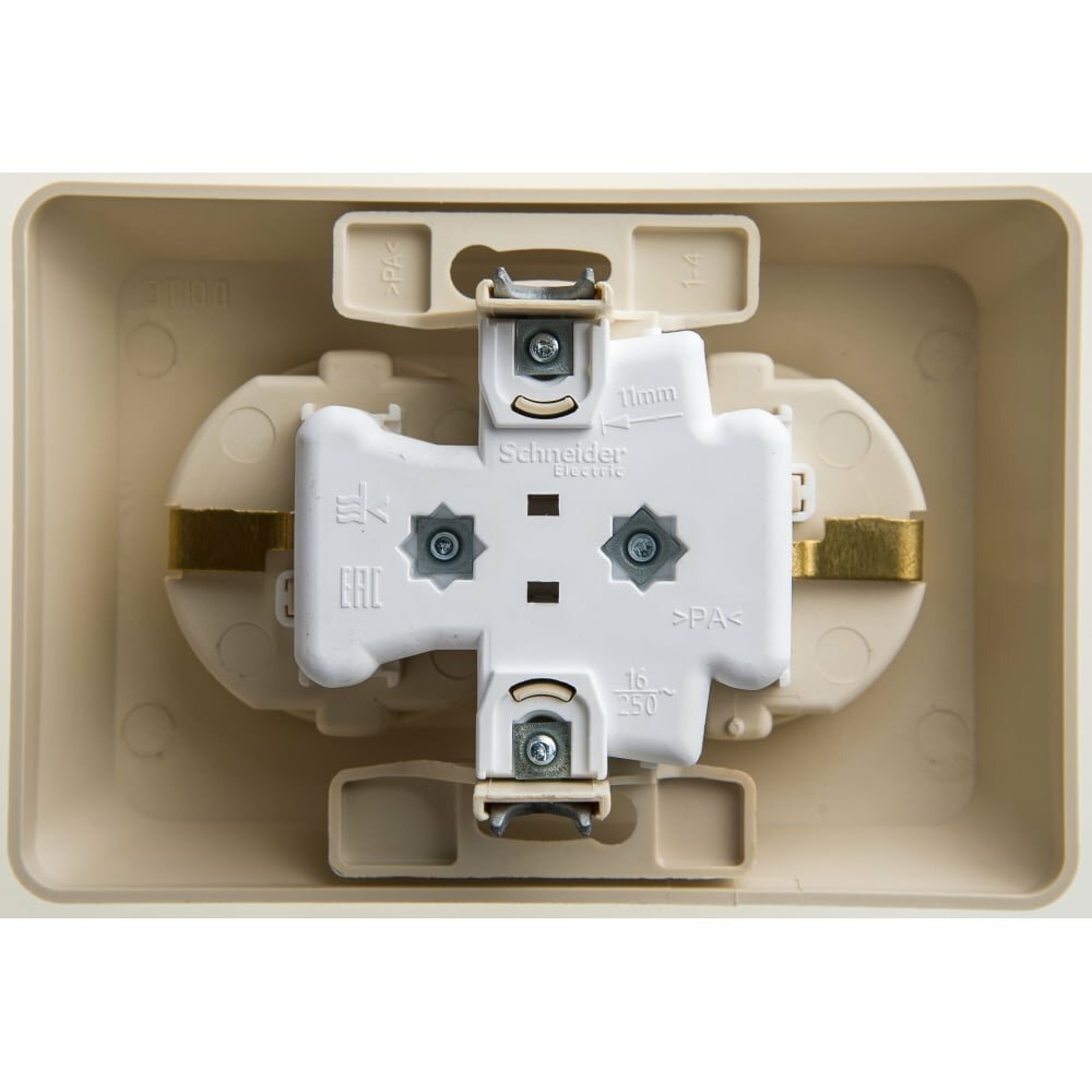 Розетка Systeme Electric Этюд Крем 2-ая с заземлением, со шторками 16А 250B SE PC16-108K — фото 1