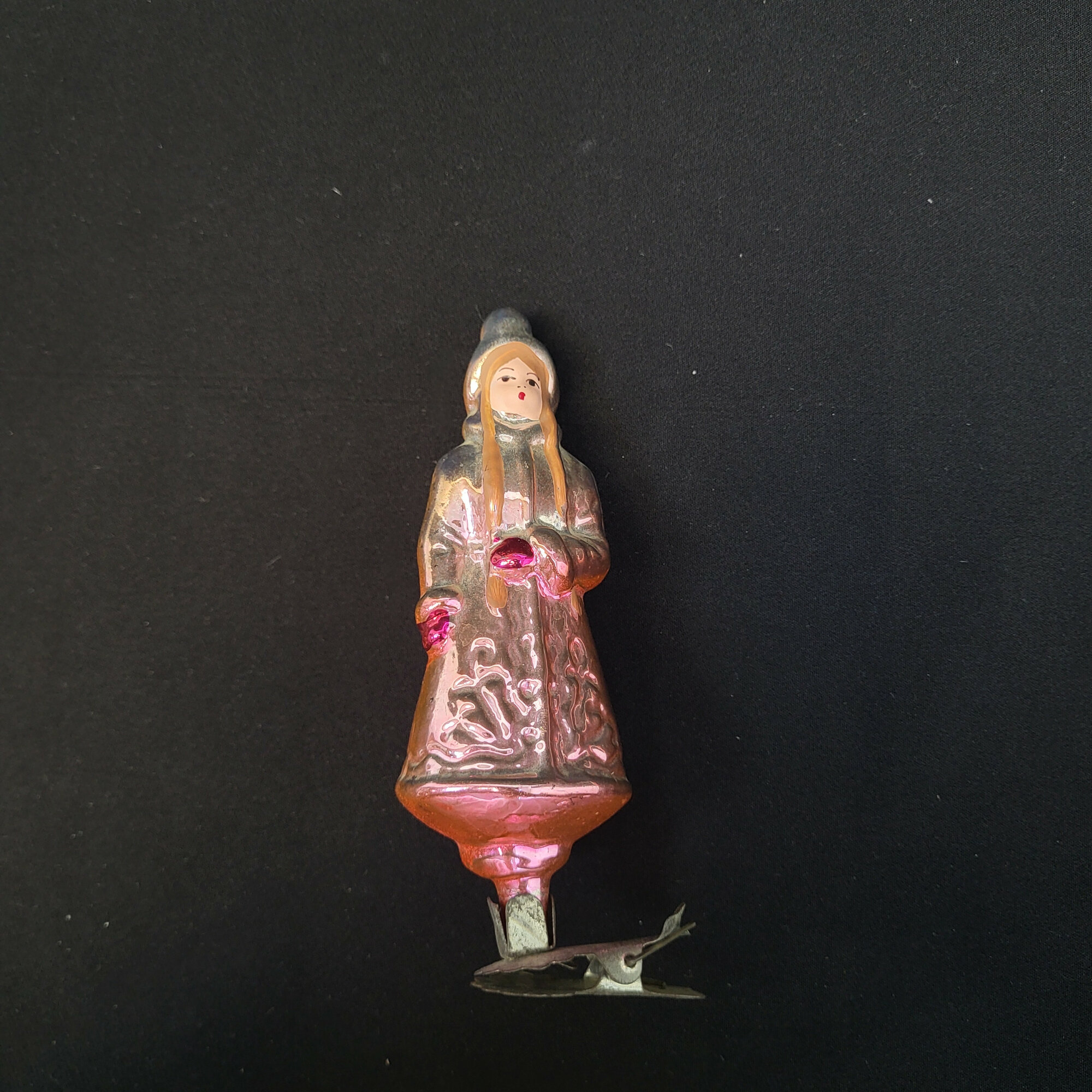 Елочная игрушка винтажная, СССР. Стеклянная фигурка девочки на прищепке, ручная роспись