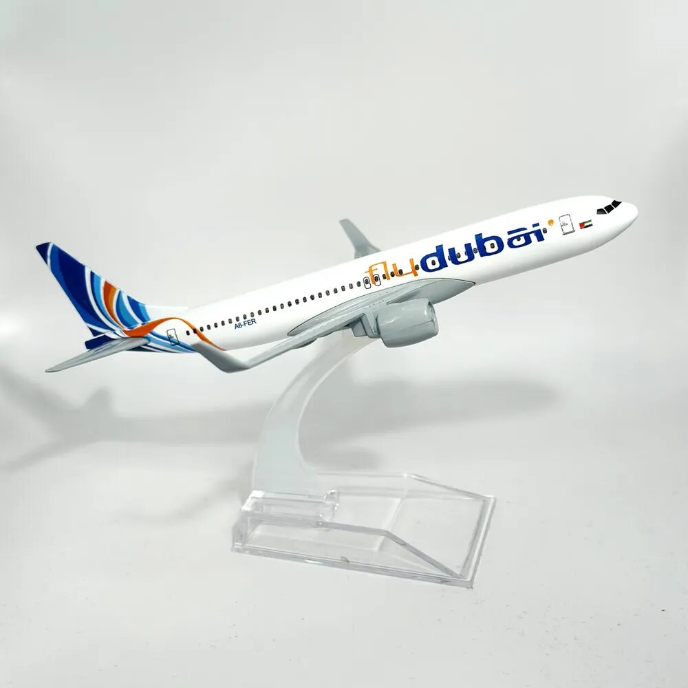 Сборная модель самолета Fly Dubai, металл, пластик, масштаб 1/500, длина 16 см — фото 1