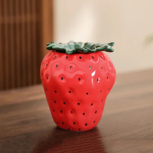 Клубничный керамический чайник red