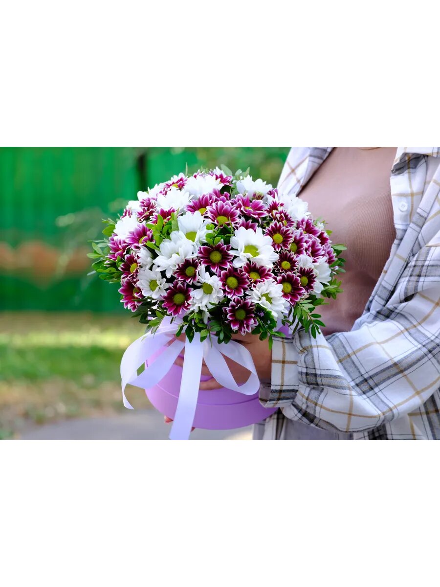 Композиция из 5 хризантем в коробке "Ликование"
