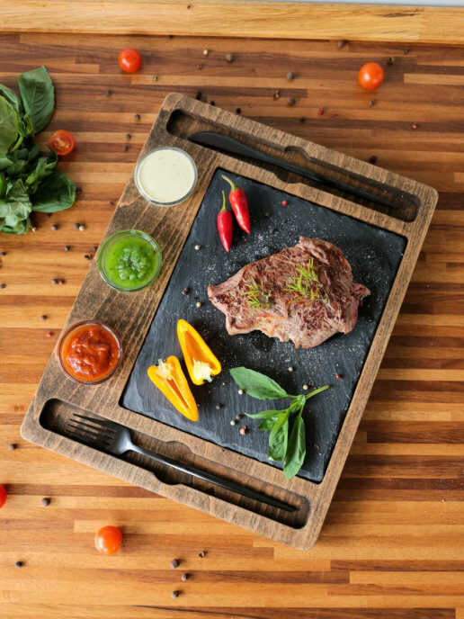 Деревянная доска со сланцем для подачи мяса с приборами и соусниками
