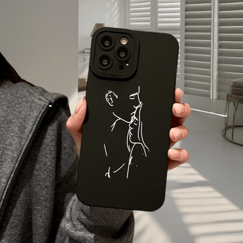 Чехол для смартфона с минималистичным линейным рисунком, изображающим целующуюся пару с чёрными глазами, чёрный.
