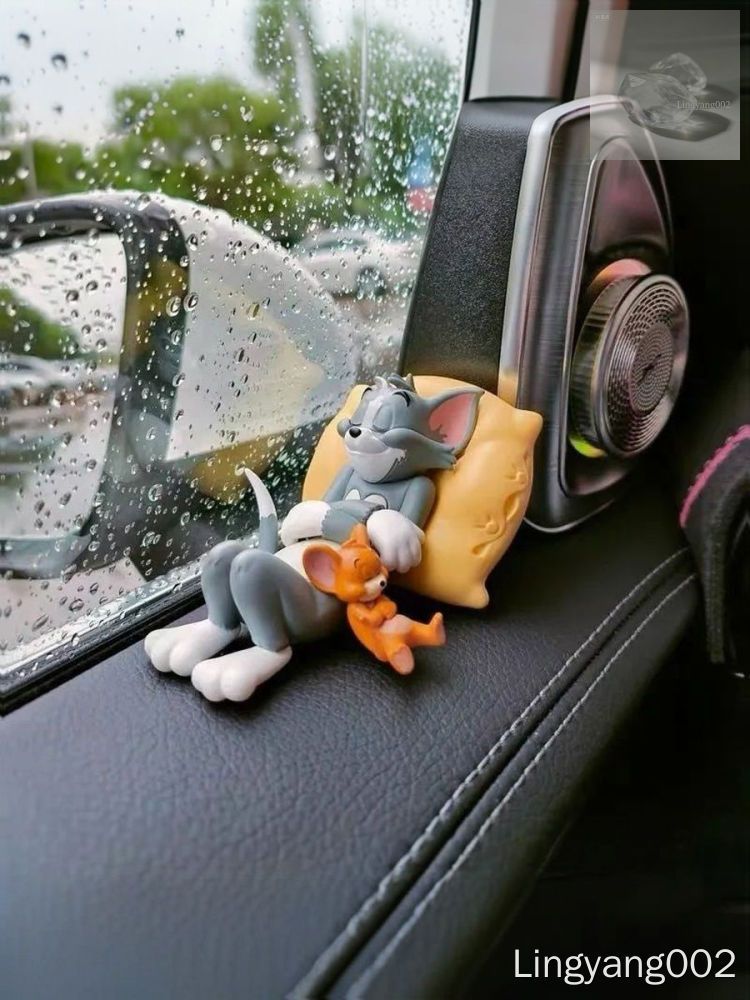 Фигурка антистресс кот обнимает мышь на желтой подушке 15 см для салона авто декор игрушки