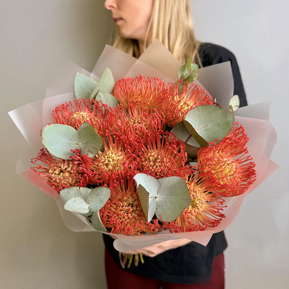Букет живых цветов от Kimbirly Flowers из леукоспермума и эвкалипта, 11 штук