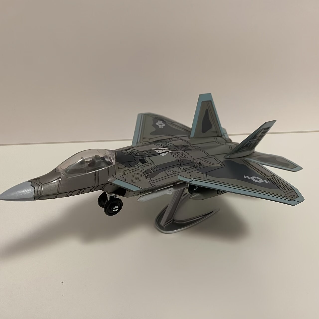 Модель боевого самолета F-22 Raptor серо-синего цвета с открывающейся кабиной и простой сборкой