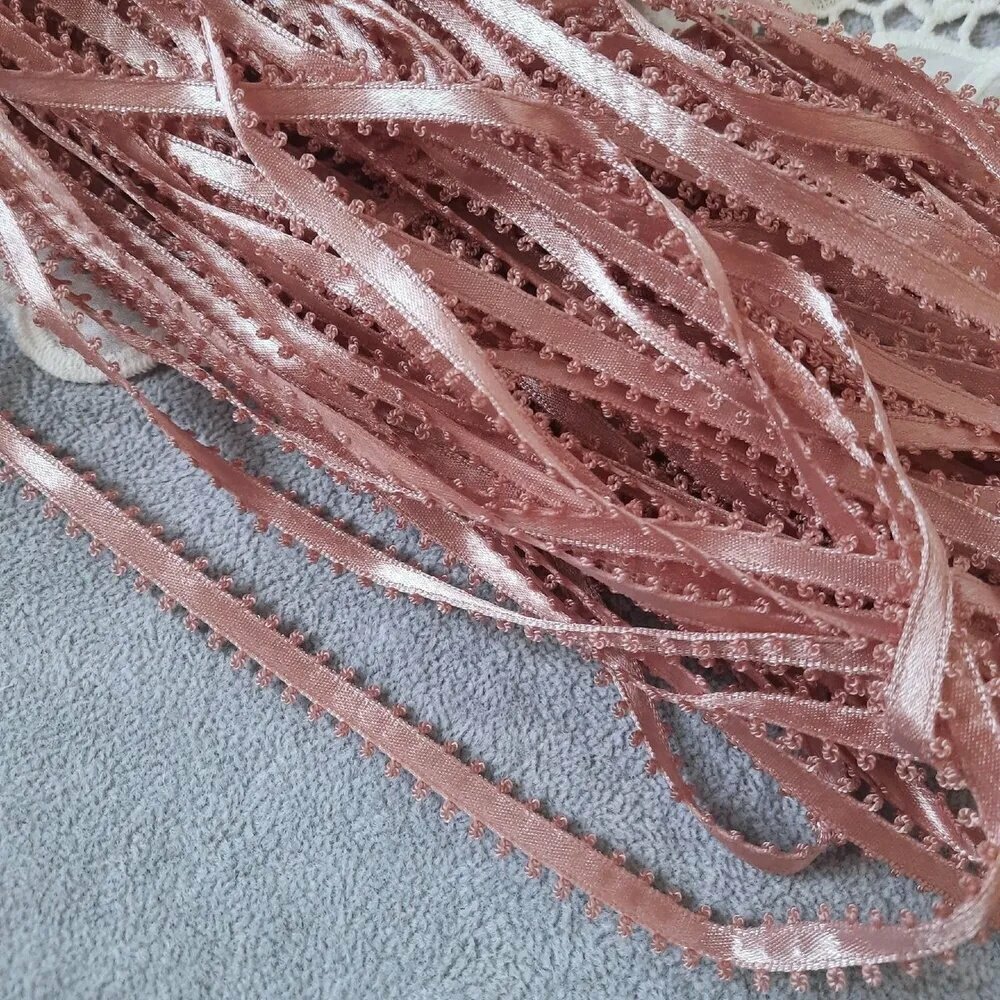 Лента атласная цвета пыльной розы, с пико-краем, 10 метров.