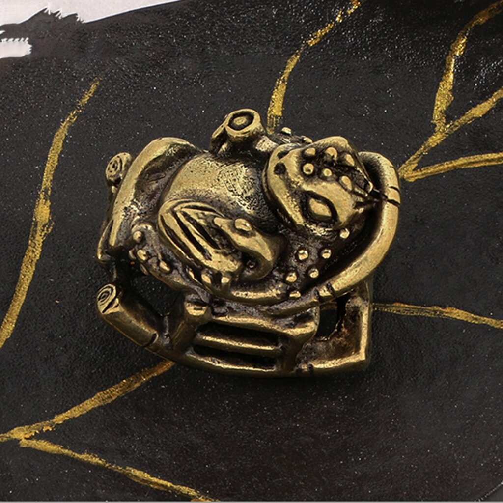 Старинная игра, старинный король жаб, зажигательная музыка, неторопливая культурная и творческая жаба, кресло-качалка, лягушачье латунное украшение
