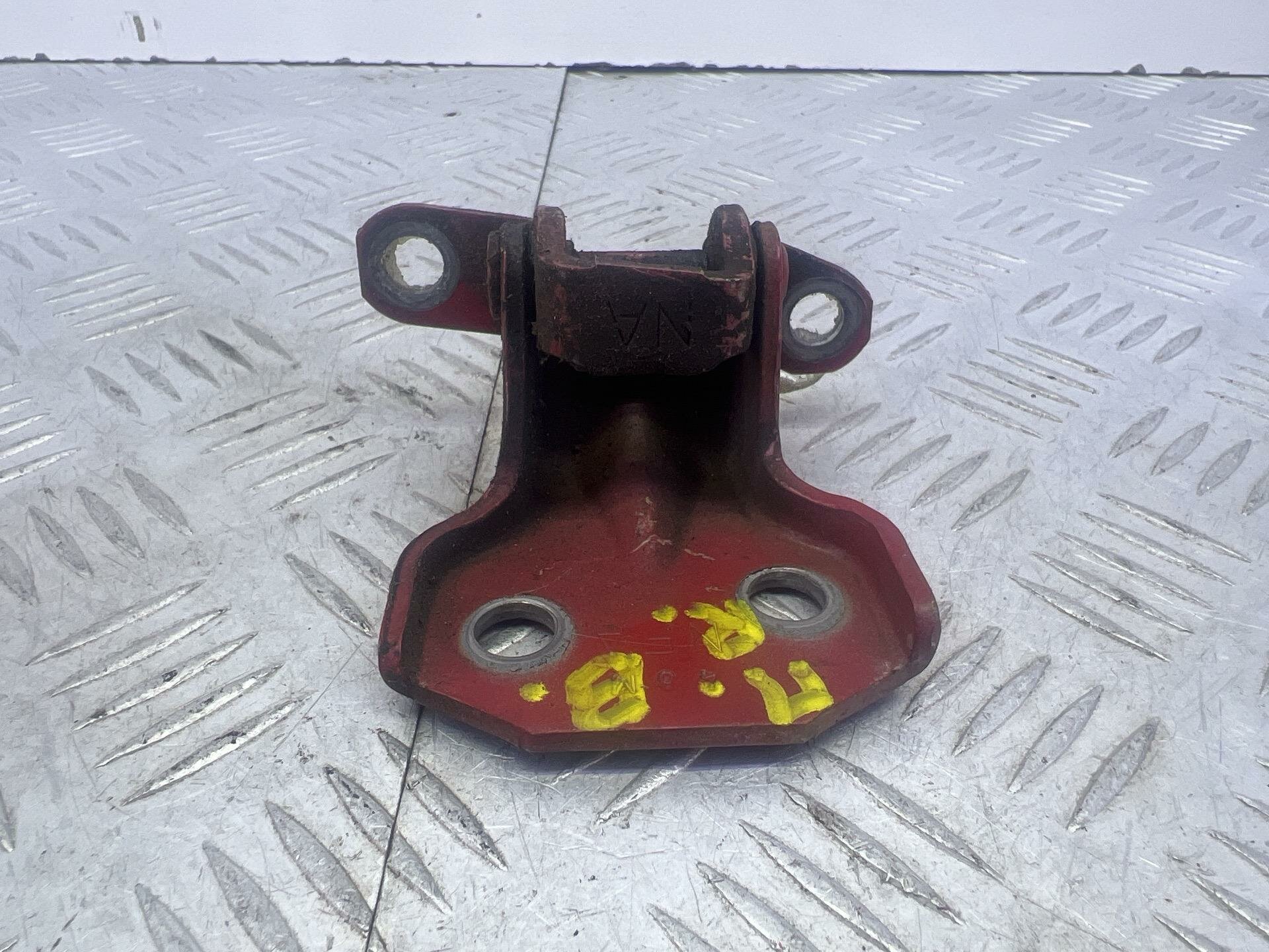 Петля двери передней правой Subaru Impreza 1994