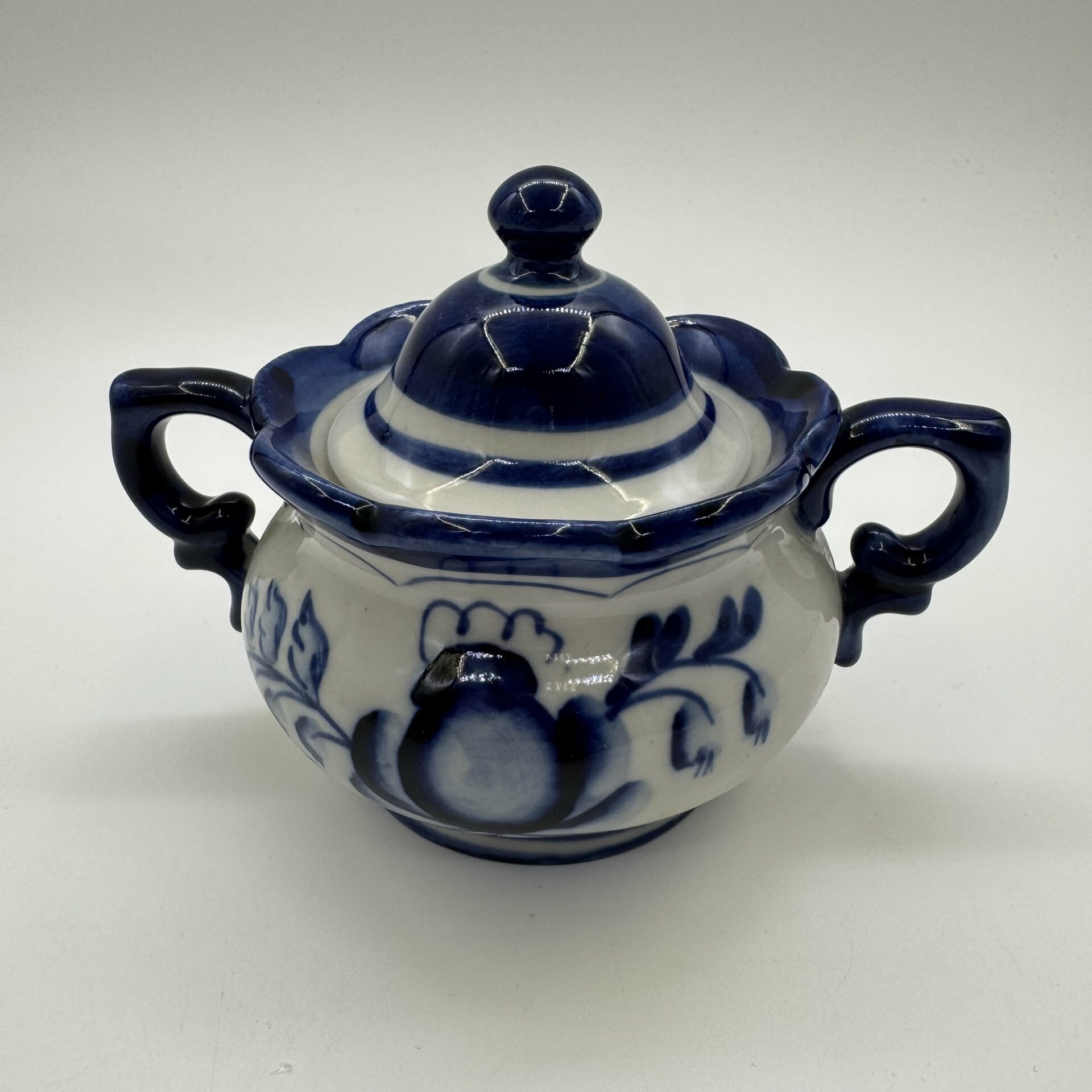 Сахарница с цветочным декором, гжель, фарфор, роспись, СССР, 1972-1986 гг.