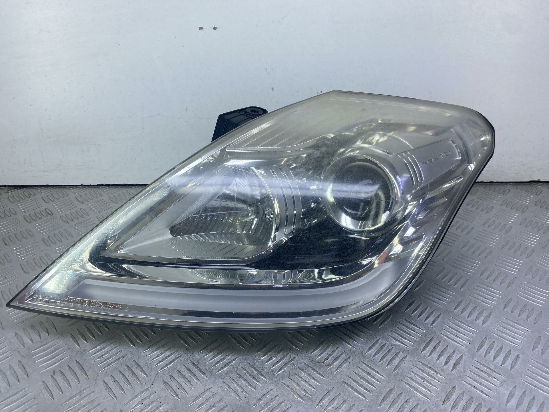Фара левая SsangYong Rexton 3 (2012 - 2017) 8310108C00