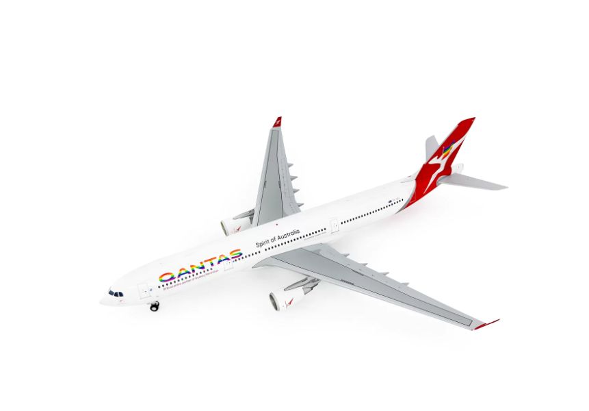 Готовая модель Airbus A330-300 авиакомпании Qantas Airways в ливрее Rainbow Roo (VH-QPJ), масштаб 1:200, JC Wings XX2323
