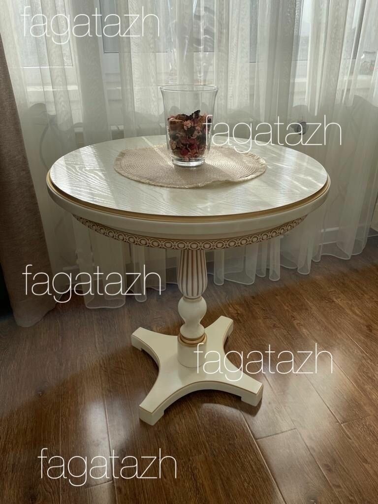 Столик круглый с золотой патиной в гостиную, чайный, для офиса, круглый, классический дизайн, 70х70 см — фото 1
