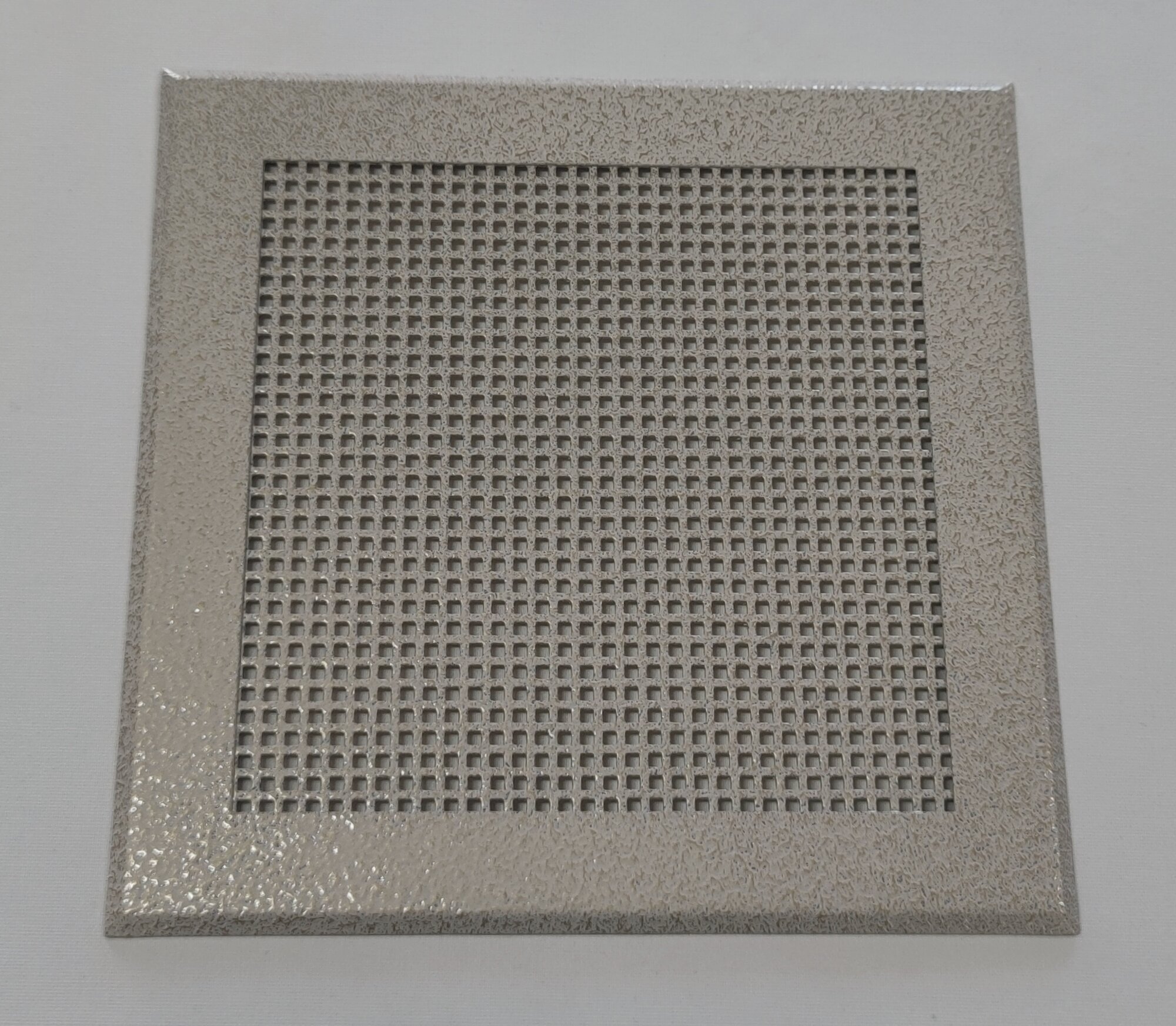 Решетка Плоская с подгибом Штамп. 210х210мм, на магнитах, перфорация Квадрат 3-5, Белый Антик.