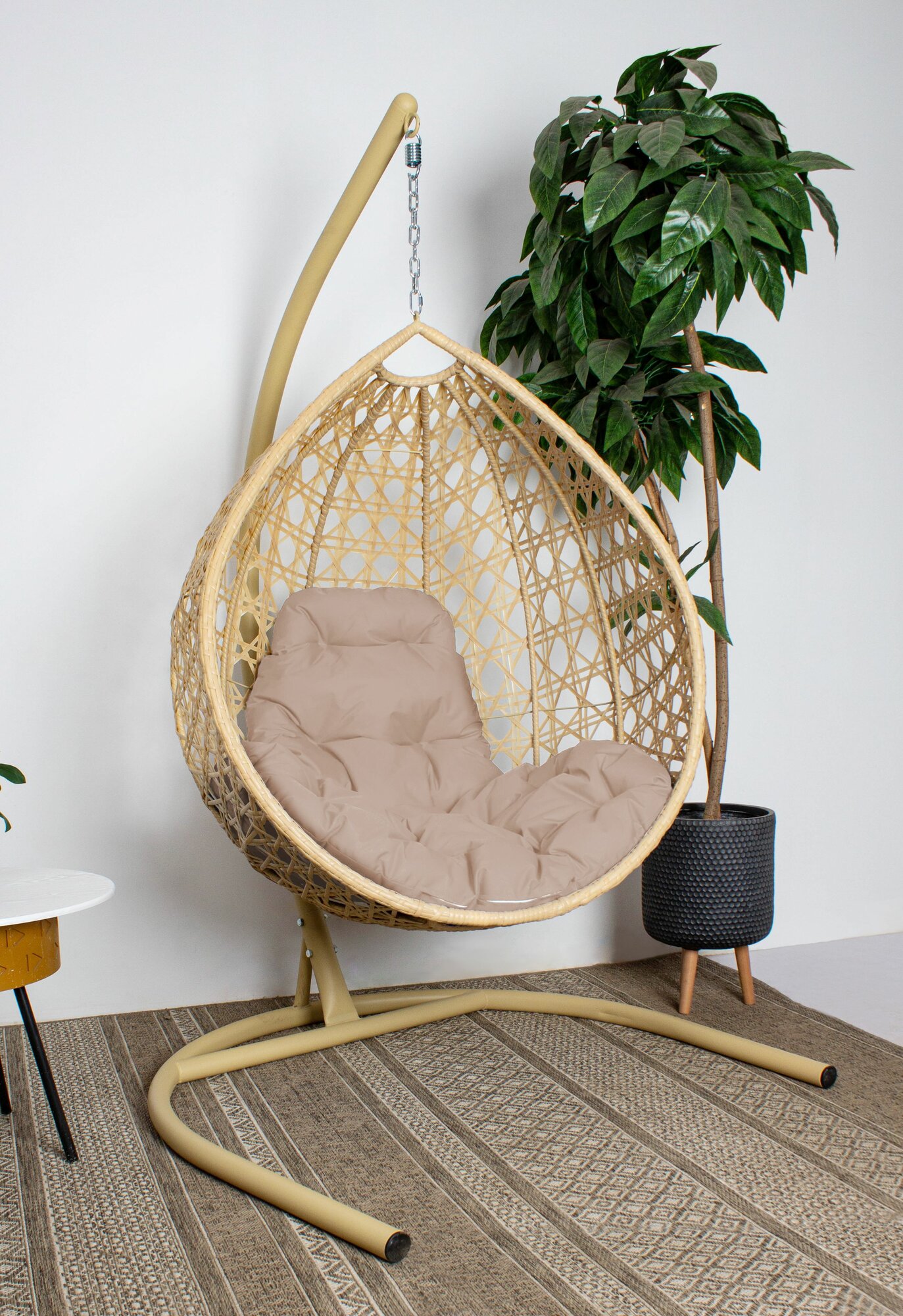 Подвесное кресло капля люкс с ротангом бежевое, бежевая подушка