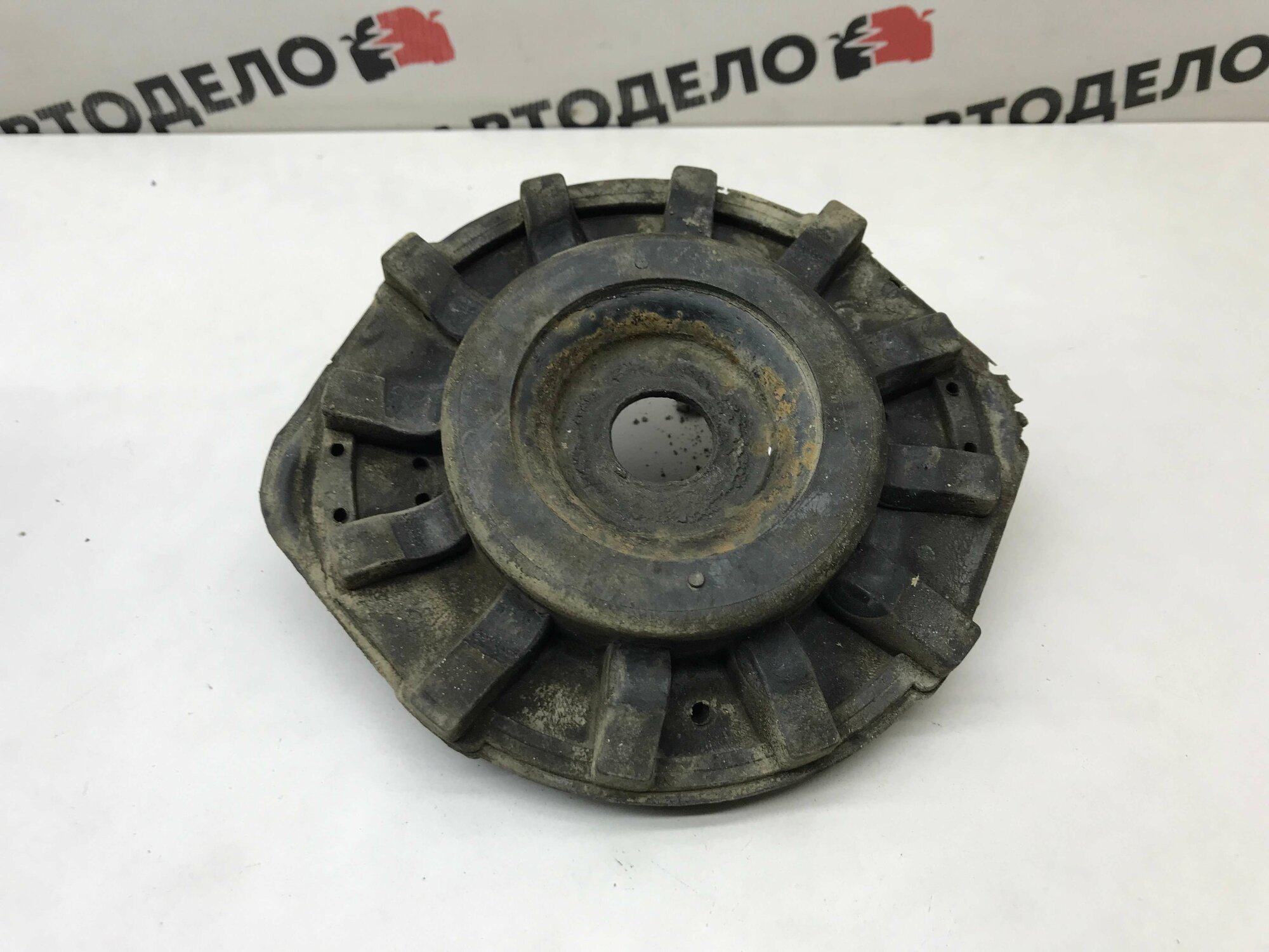 Опора амортизатора задняя Nissan Maxima A33 2000