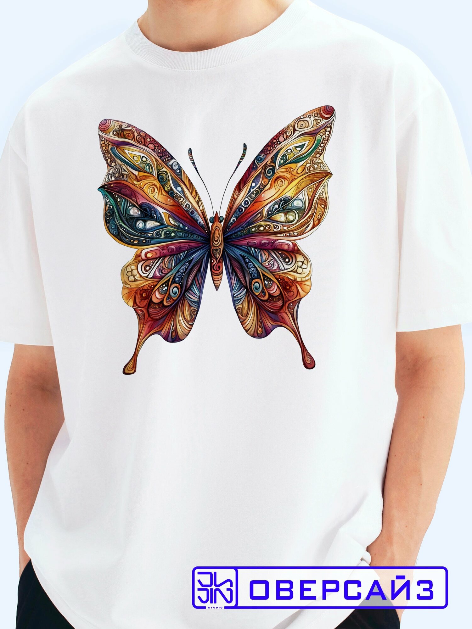 Футболка оверсайз мужская с принтом Пестрая радужная бабочка с ярким орнаментом природы в дизайнерских узорах, белый хлопковый трикотаж с прикольным рисунком на груди