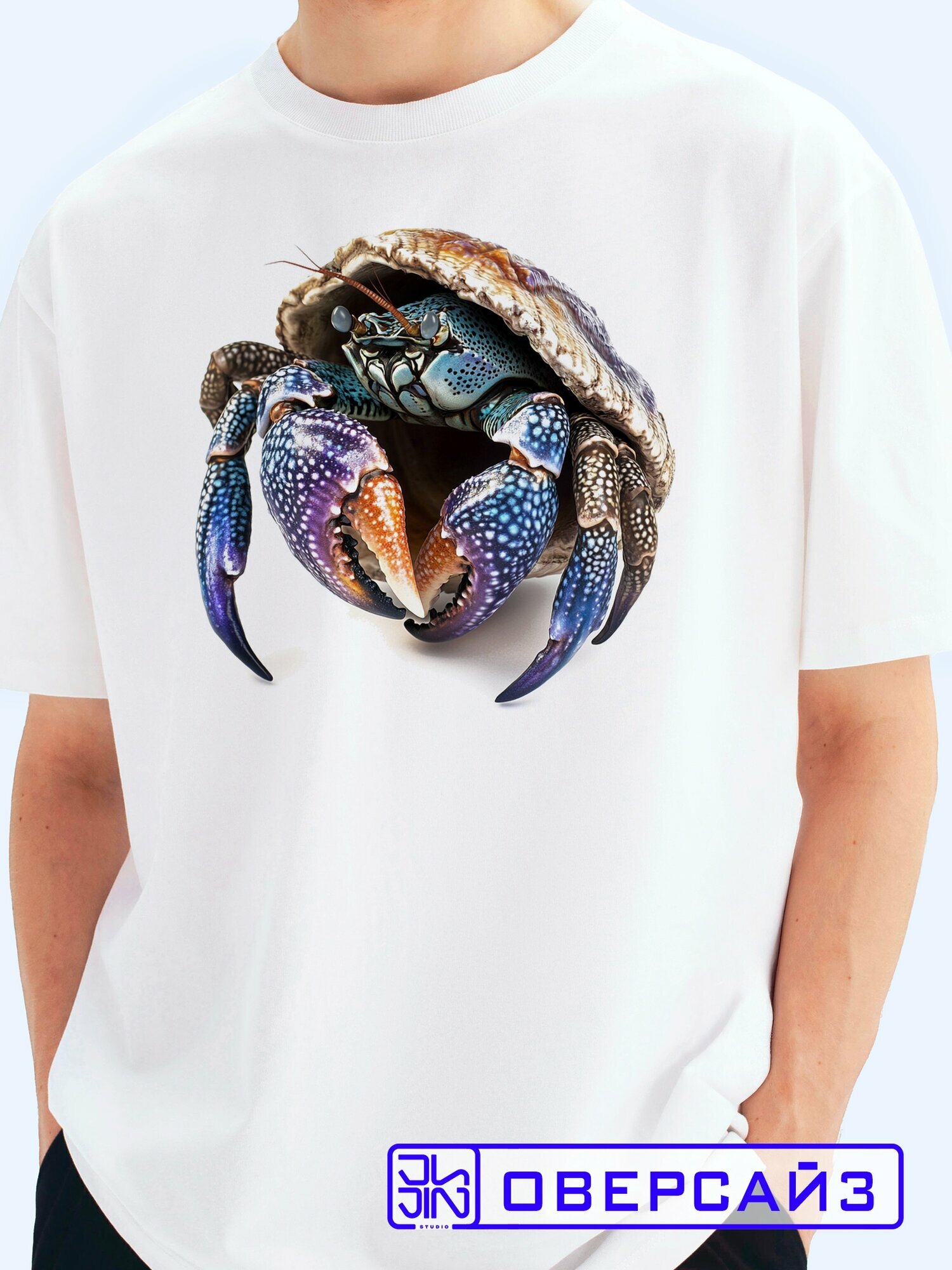 Футболка Jujin Studio оверсайз мужская с принтом Синий, пестрый краб на пляжной природе с интересными, оригинальными узорами, белый хлопковый трикотаж с прикольным рисунком на груди