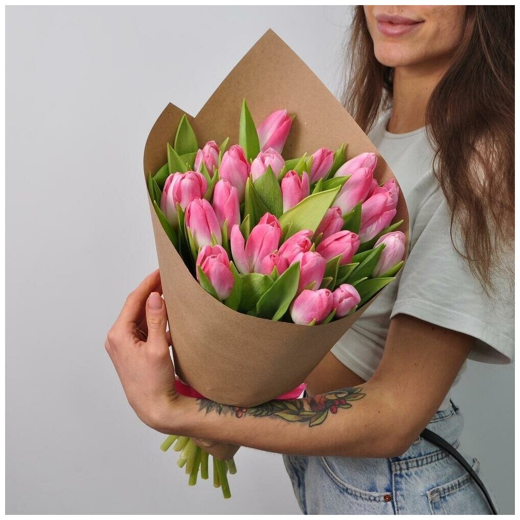 Букет Королевство Праздника "Розовые тюльпаны", 25 цветов, на стеблях, в крафте, с лентой