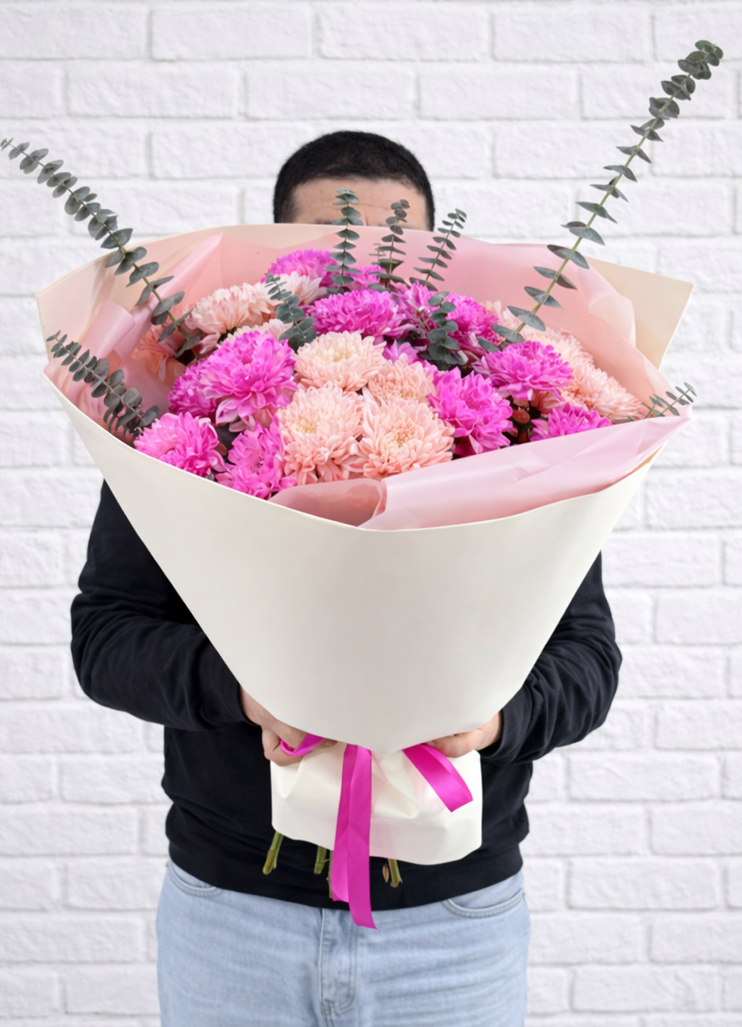 Букет «Sweet Bloom» из хризантем и эвкалипта высота ( 70 сантиметров)