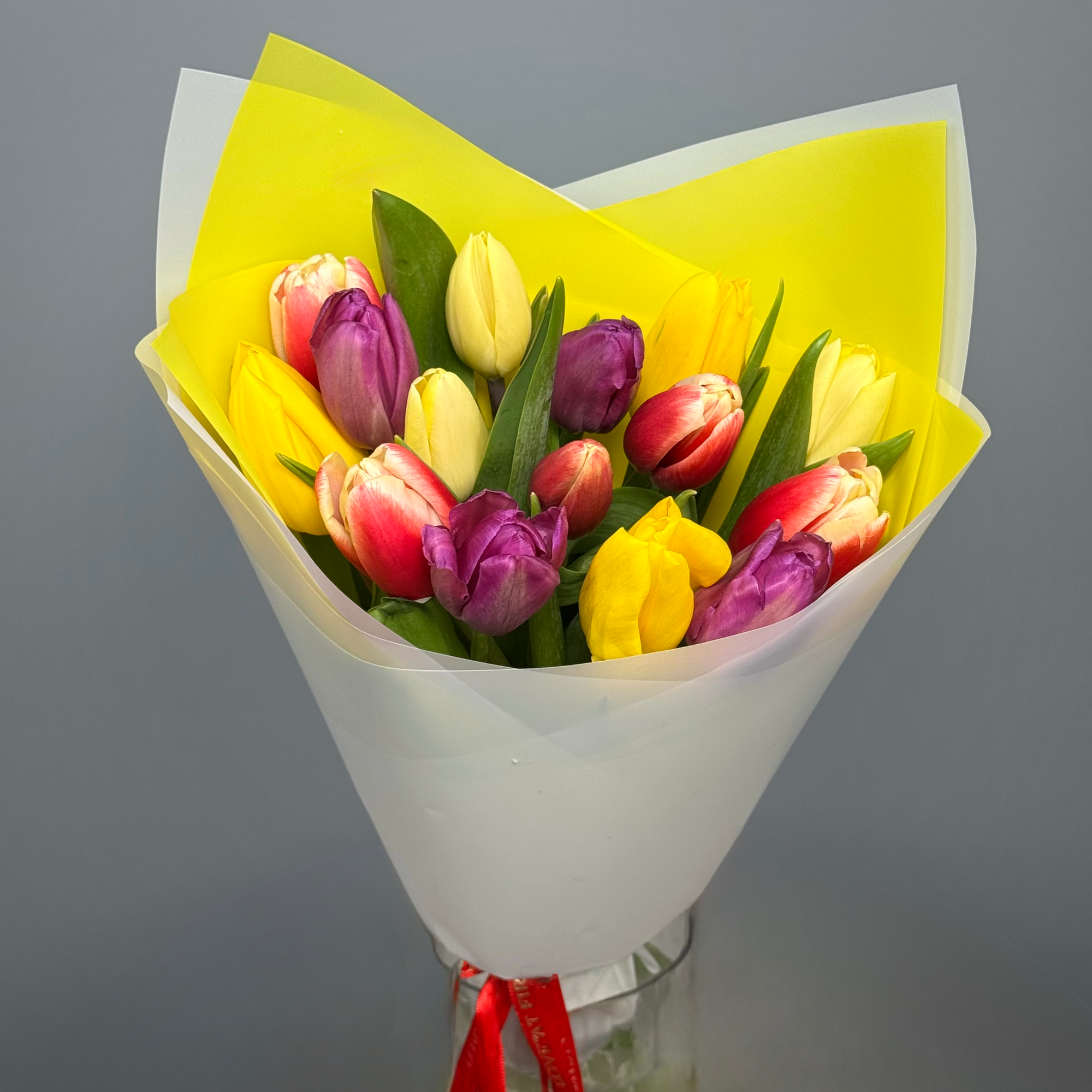 Букет из 15 тюльпанов яркий микс в стильной упаковке. «365 Поводов» - живые цветы с доставкой