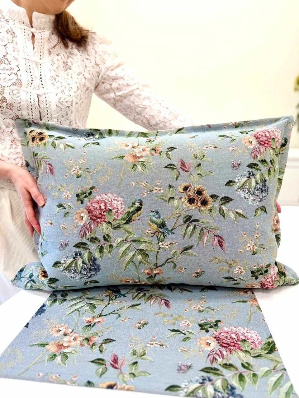 Наволочка гобеленовая Le Gobelin Анабэль серо-синий фон 50х70 см двусторонняя плоский кант