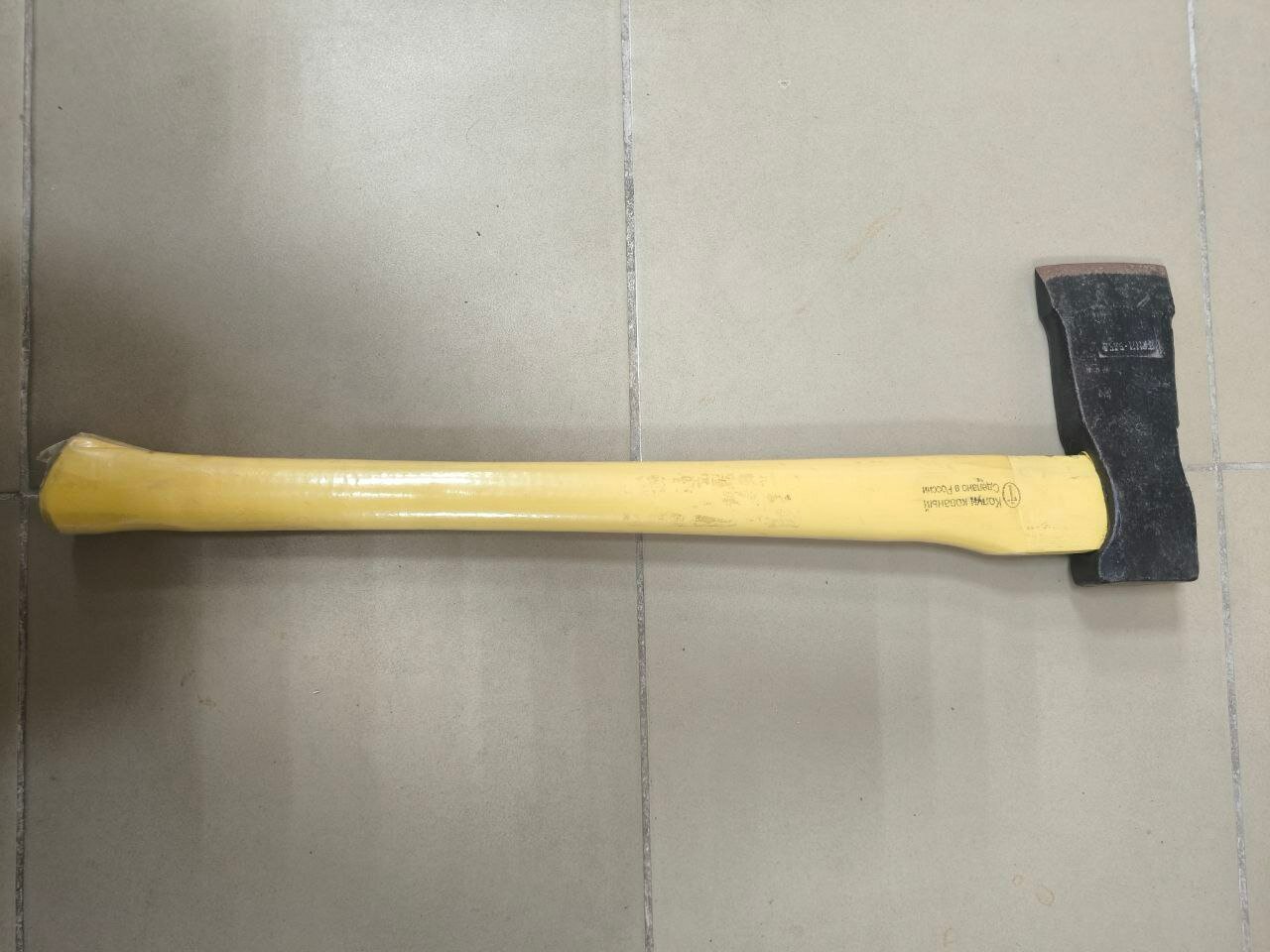 Колун кованый в сборе 1,95кг (деревянное топорище) "труд вача"