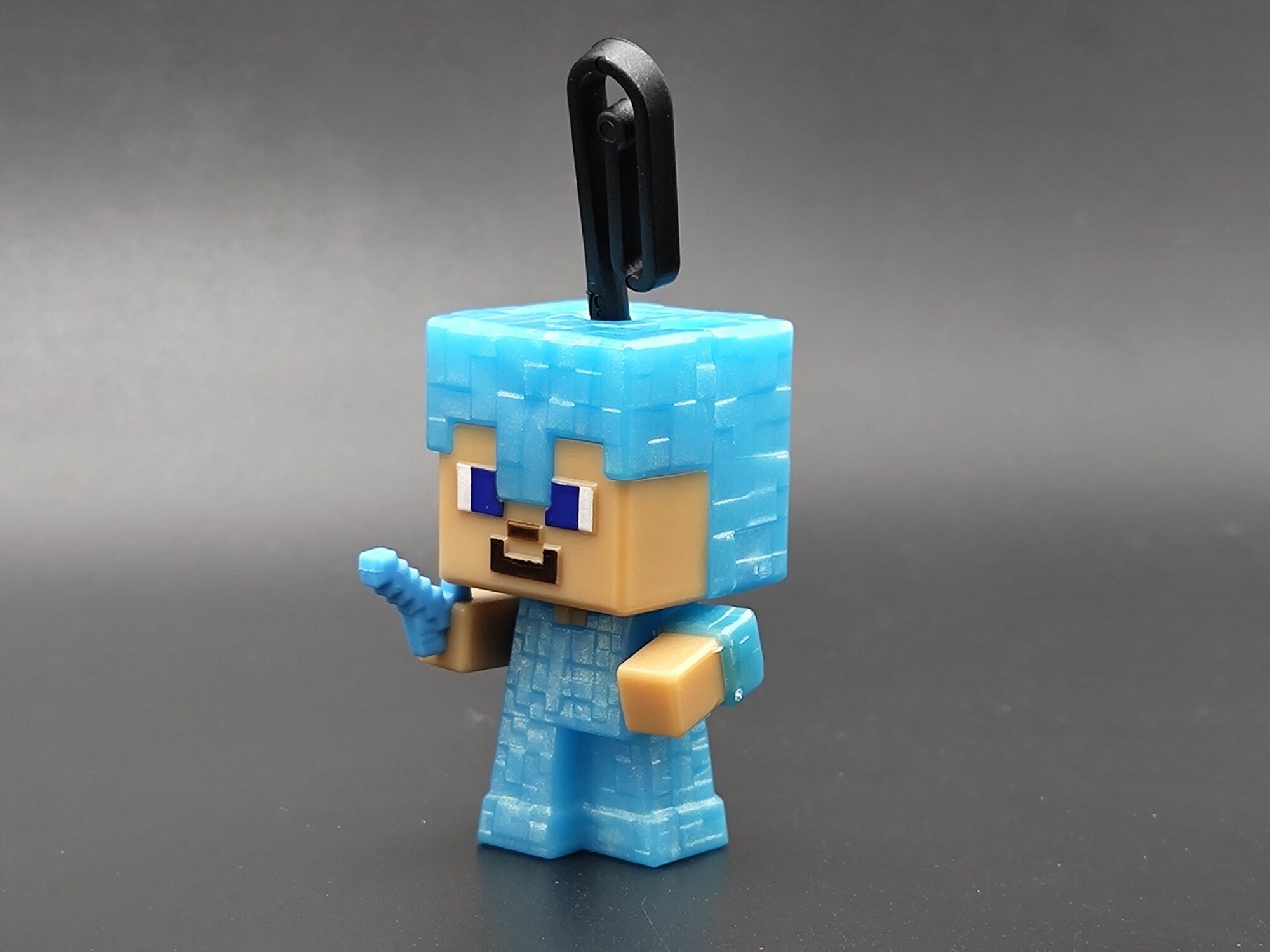 Игрушка Minecraft Kinder Joy коллекционная: Стив в алмазной броне (обвес)