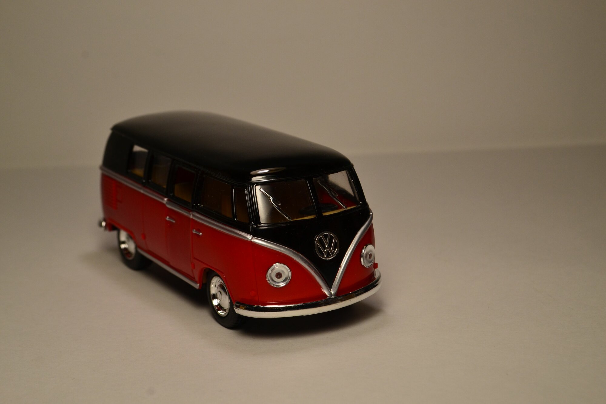 Металлическая инерционная игрушечная машинка Volkswagen Classical Bus