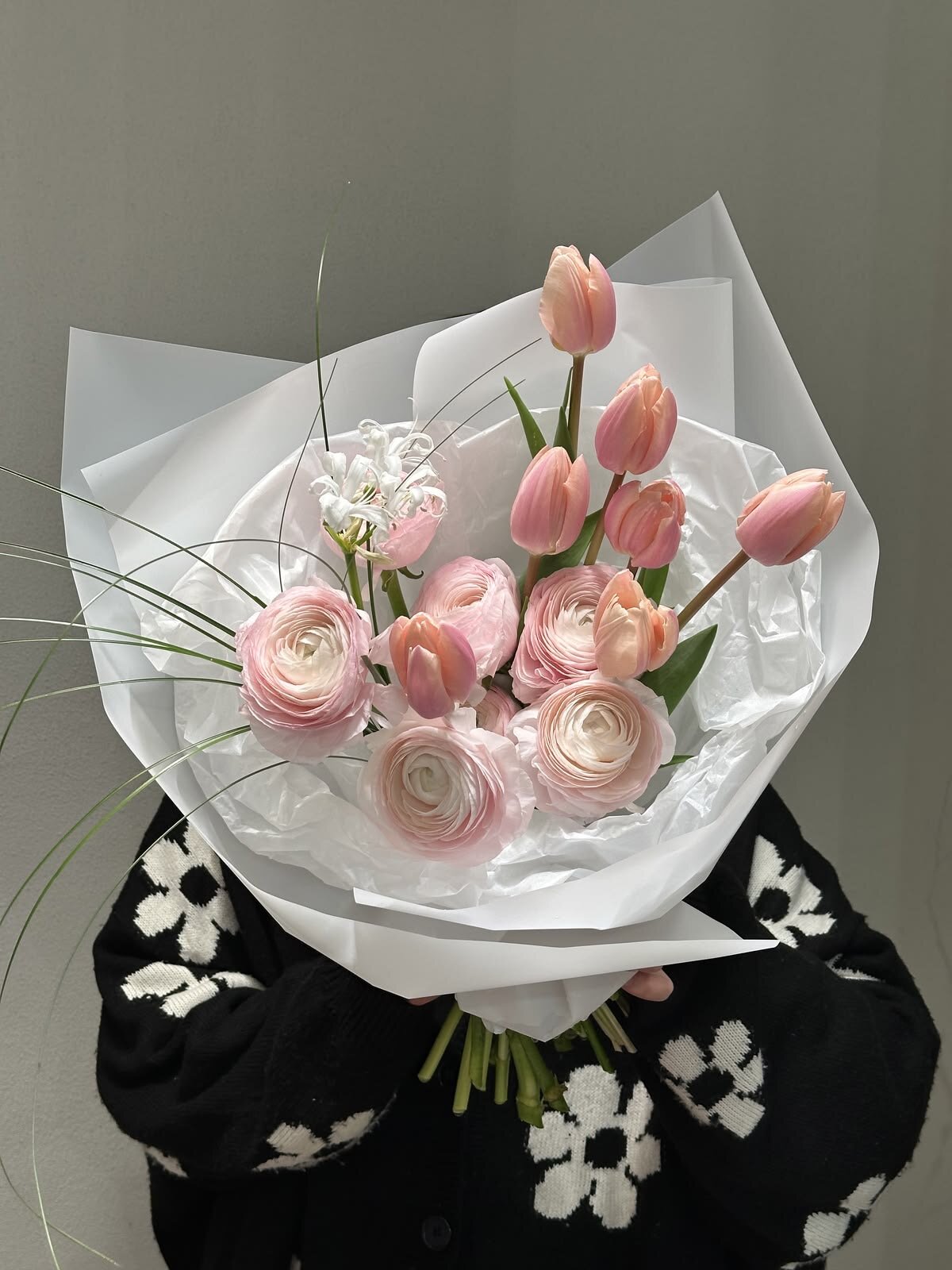 Весна для любимой «ШУМ цветов» нежнейший букет из ранункулюсов и тюльпанов